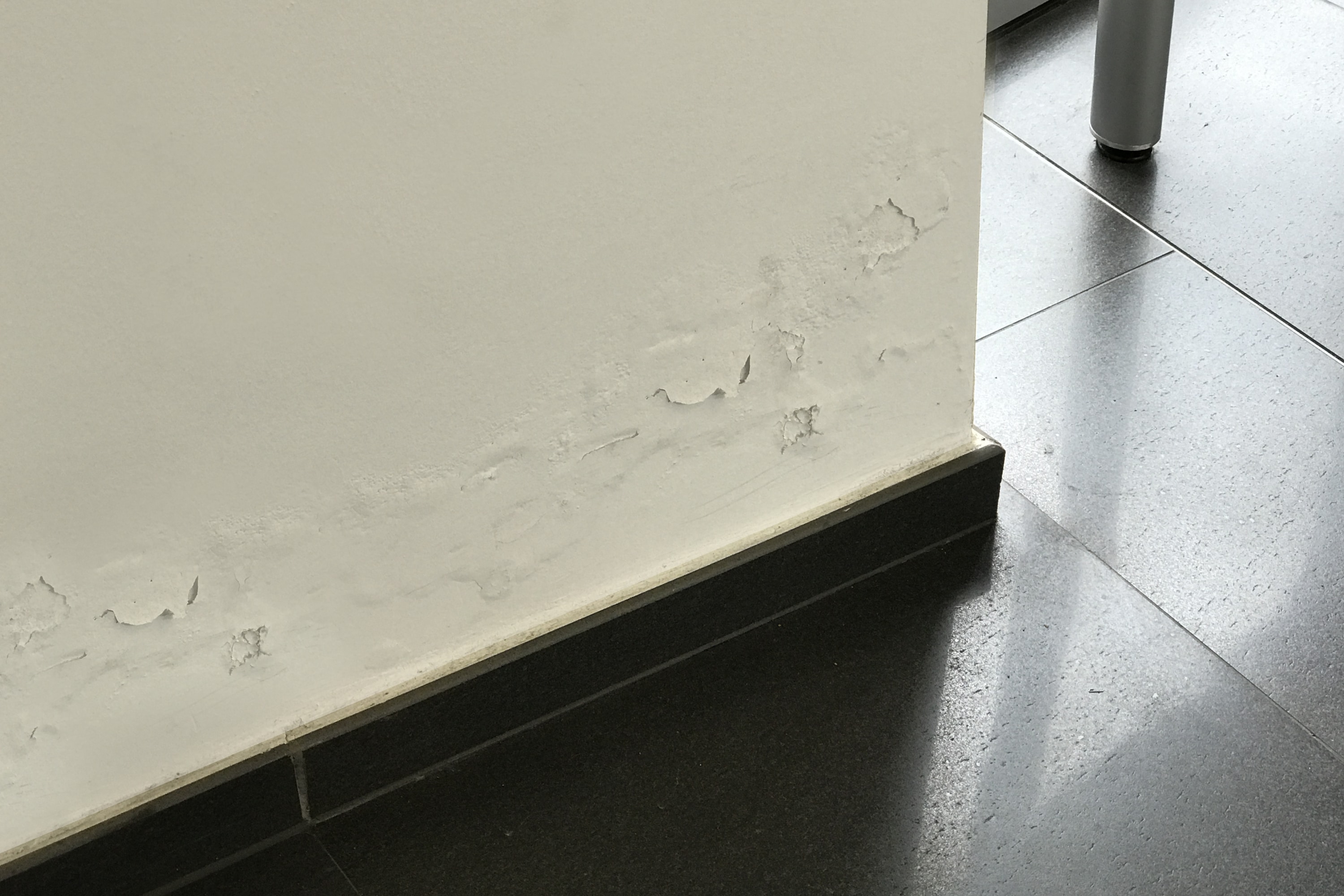 Vochtige binnenmuur: Oorzaken, Gevolgen & Oplossingen